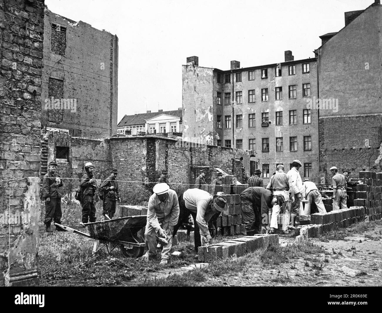 Reichstag hat es eilig - Original-Bildunterschrift: Bei der ...