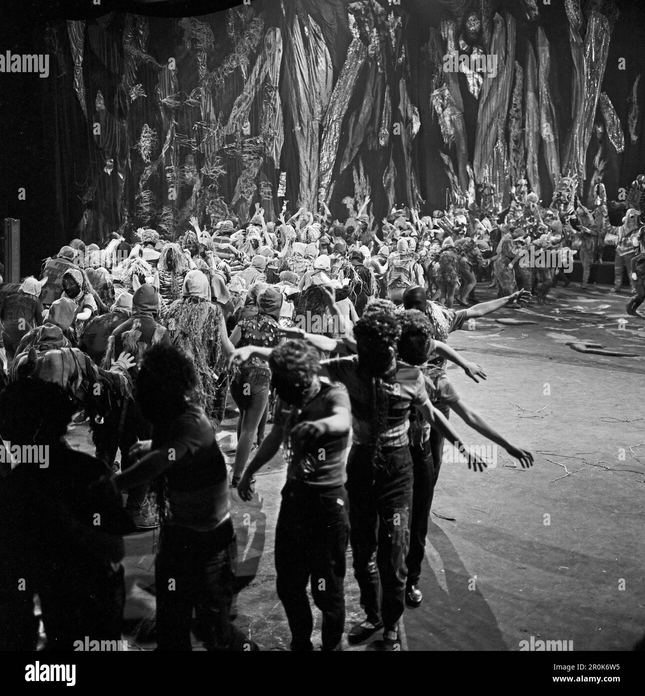 1960s crowd dancing hi-res stock photography and images - Alamy