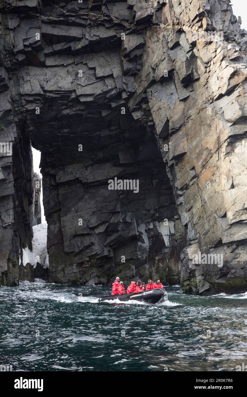 Rock wall cruise ship hi-res stock photography and images - Alamy