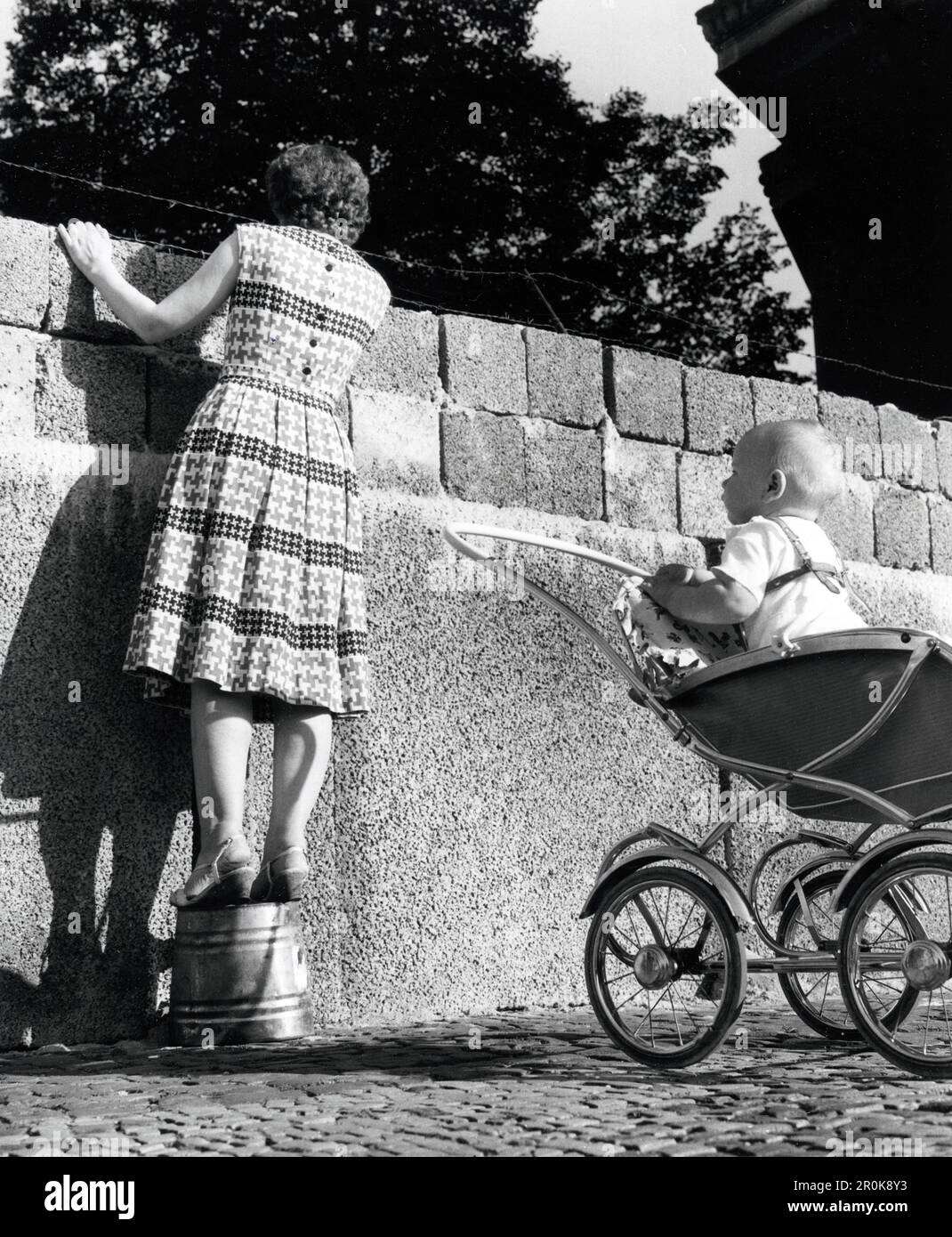 Berlin 1961 woman hi-res stock photography and images - Alamy