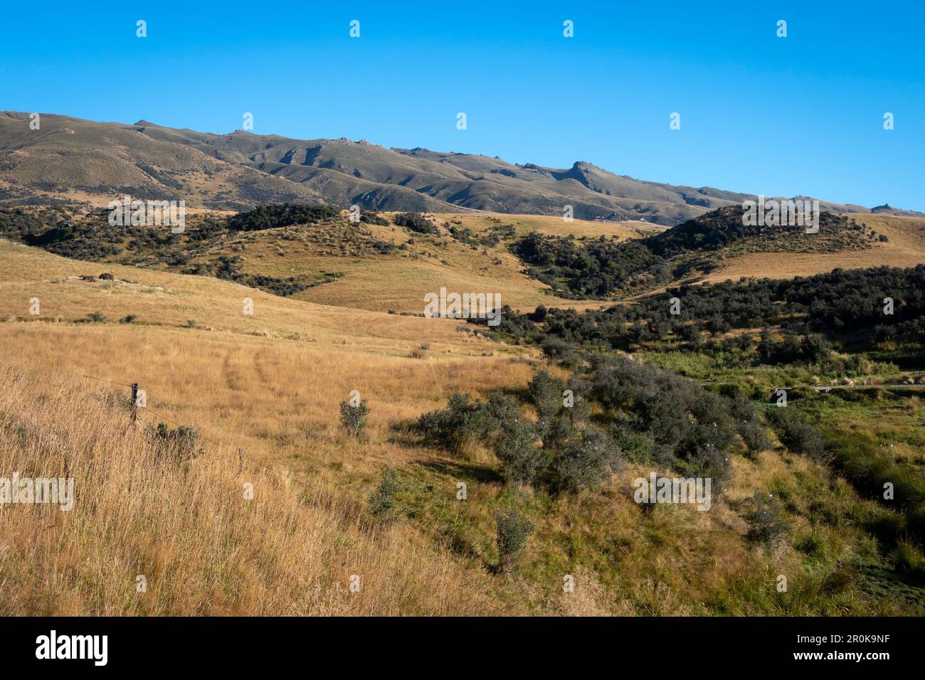 Rock and Pillar Range, Central Otago Rail Trail, near Middlemarch ...
