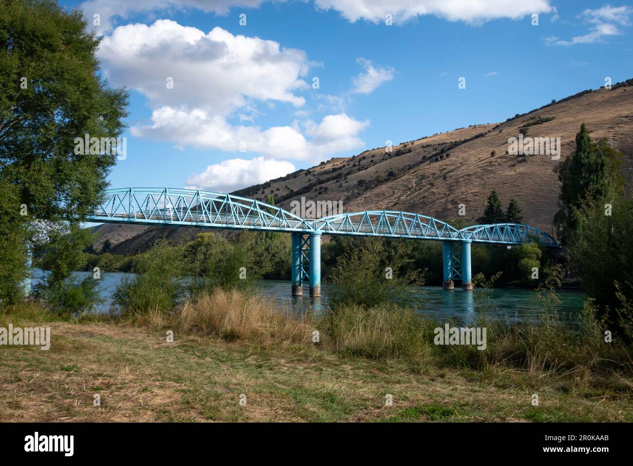 Blue bridge over Clutha River, Millers Flat, Otago, South Island, New ...