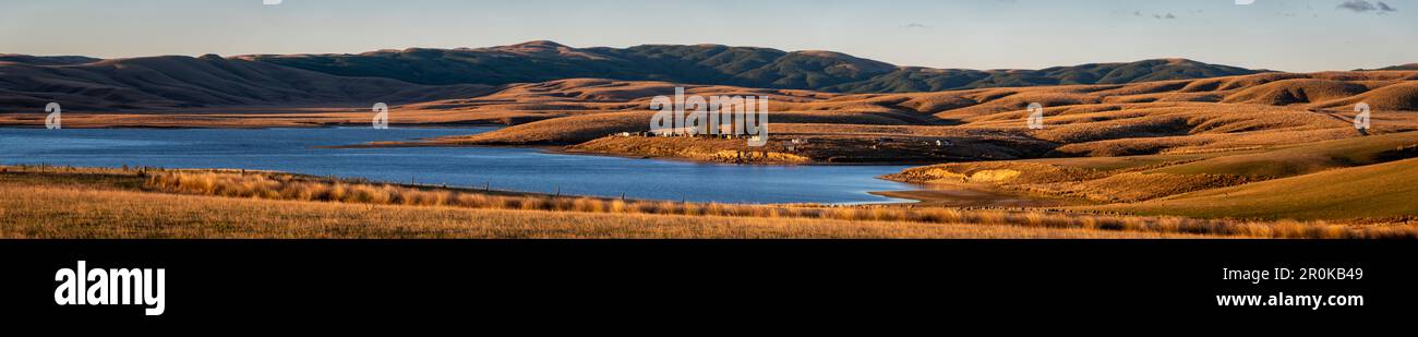 Lake Onslow and Lammerlaw range, near Roxburgh, Otago, South Island ...