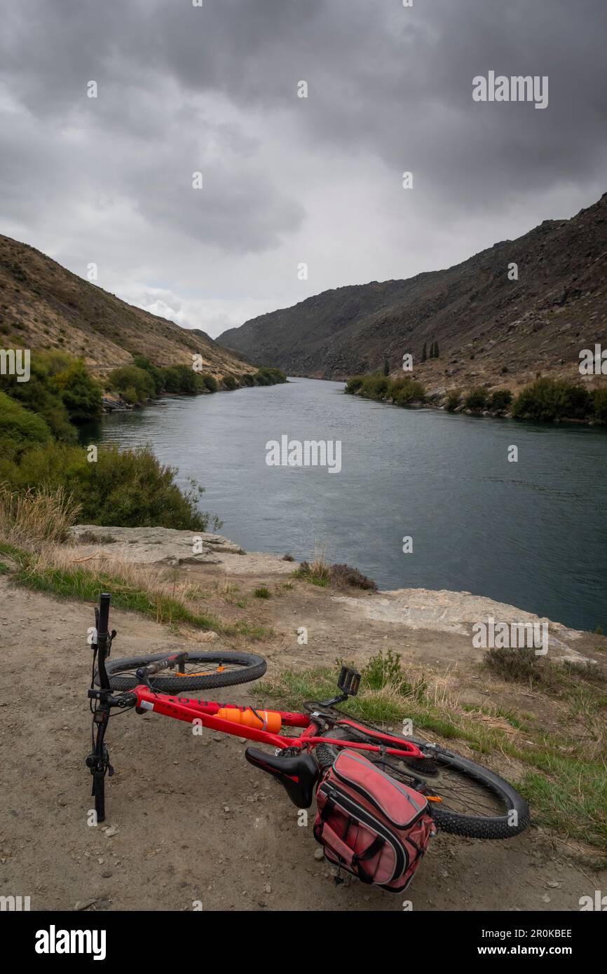 Roxburgh Gorge Trail, and Clutha River, near Alexandra, Otago, South ...
