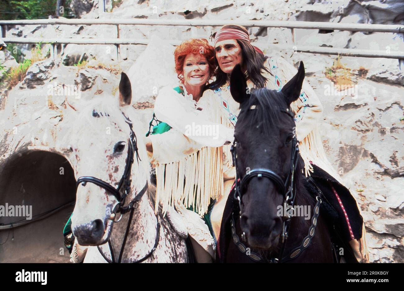 Schauspieler Elke Sommer und Gojko Mitic in der Aufführung "Halbblut ...