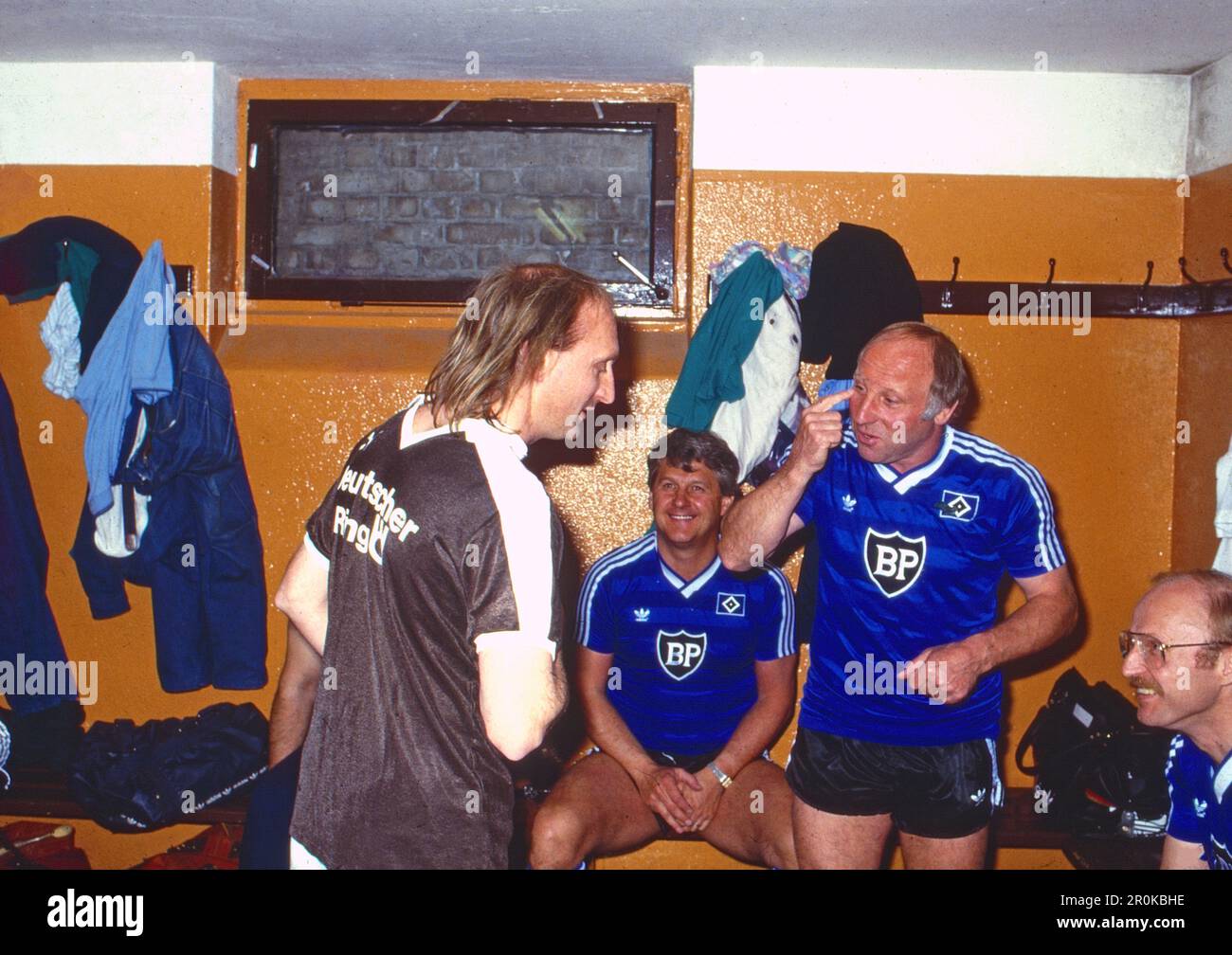 Otto Waalkes, deutscher Komiker und Schauspieler (links), mit Uwe ...