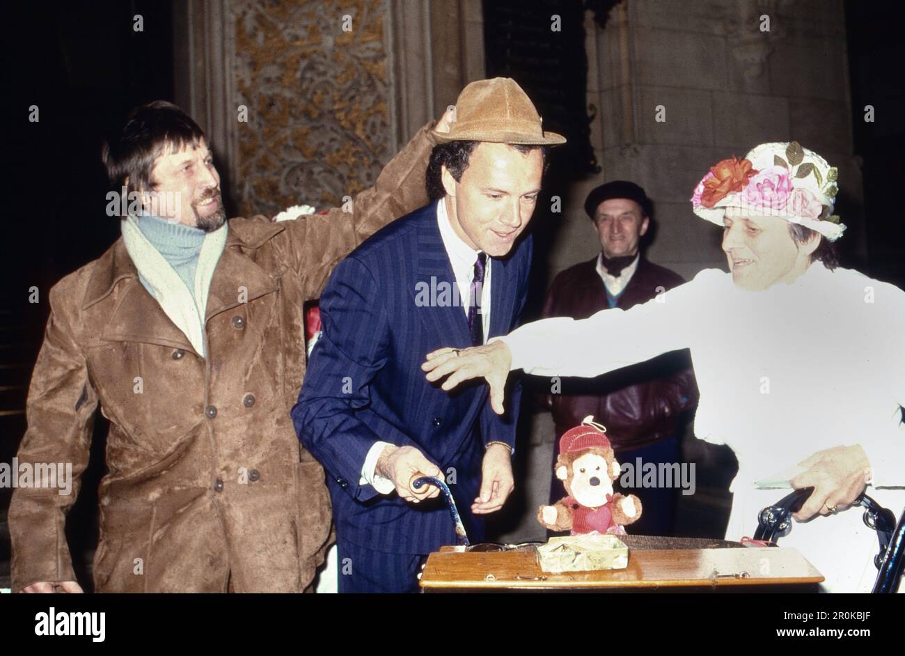 Fußballspieler Franz Beckenbauer (Mitte) am Leierkasten mizt einer "Zitronenjette", der ...