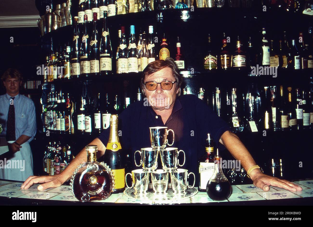 Rolf Seiche, Promi- und Kultwirt, vor der Getränkeauswahl hinter der ...
