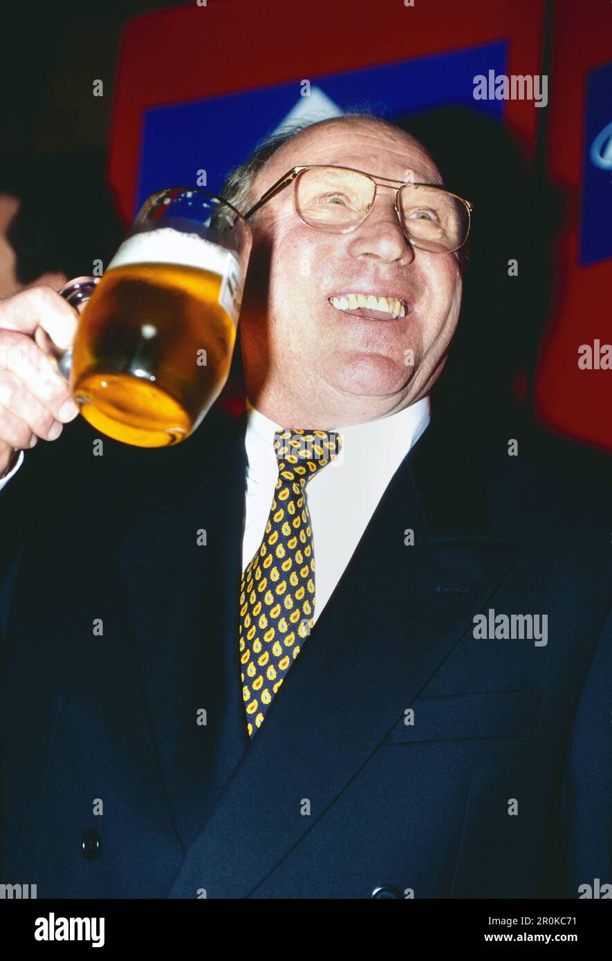 Deutscher Fussballspieler Uwe Seeler bei einem Glas Bier in Hamburg ...