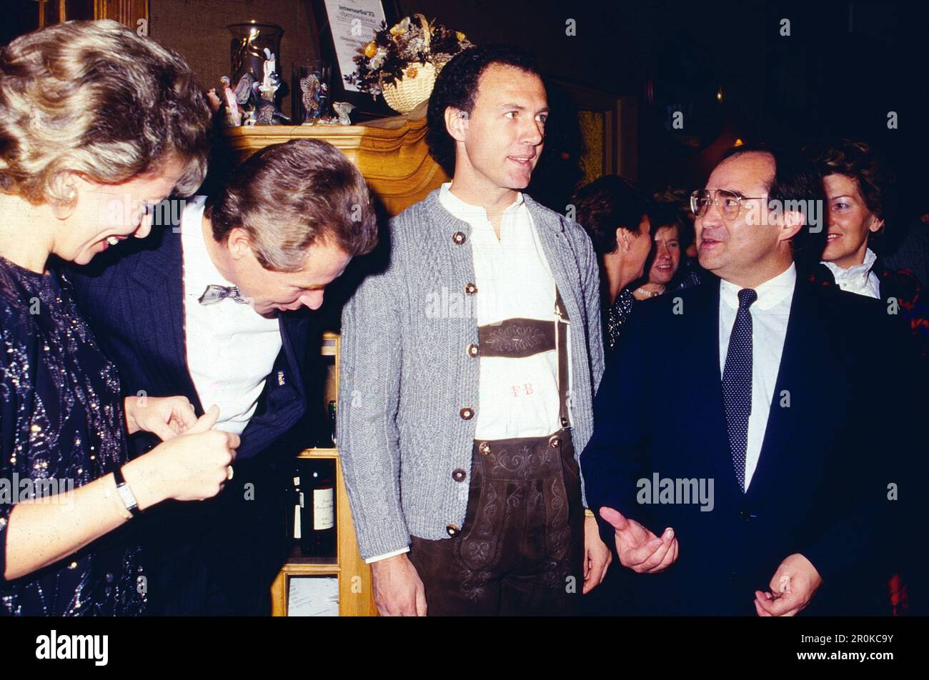 In bayerischer Tracht: Fußballspieler Franz Beckenbauer mit Freundin ...