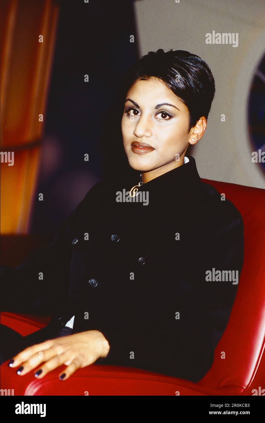 Porträt deutsche Rapperin Sabrina Setlur mit Kurzhaarfrisur ...