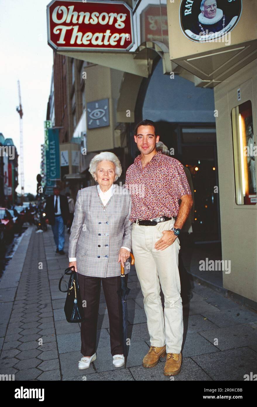 Jan Hinnerk Mahler mit Oma, Volksschauspielerin Heidi Kabel vor dem ...