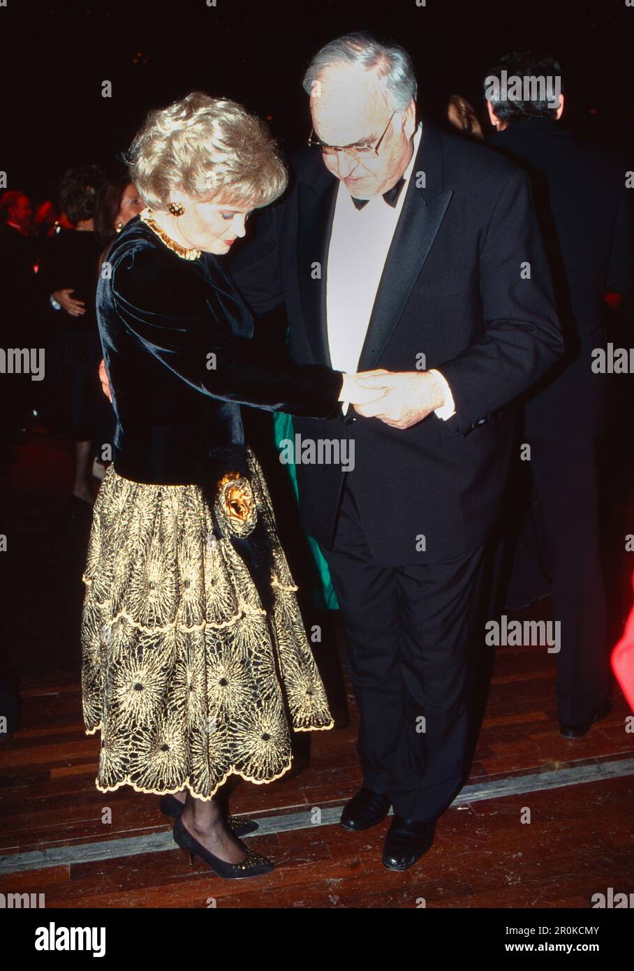Bundeskanzler Helmut Kohl beim Tanz mit Ehefrau Hannelore auf dem ...