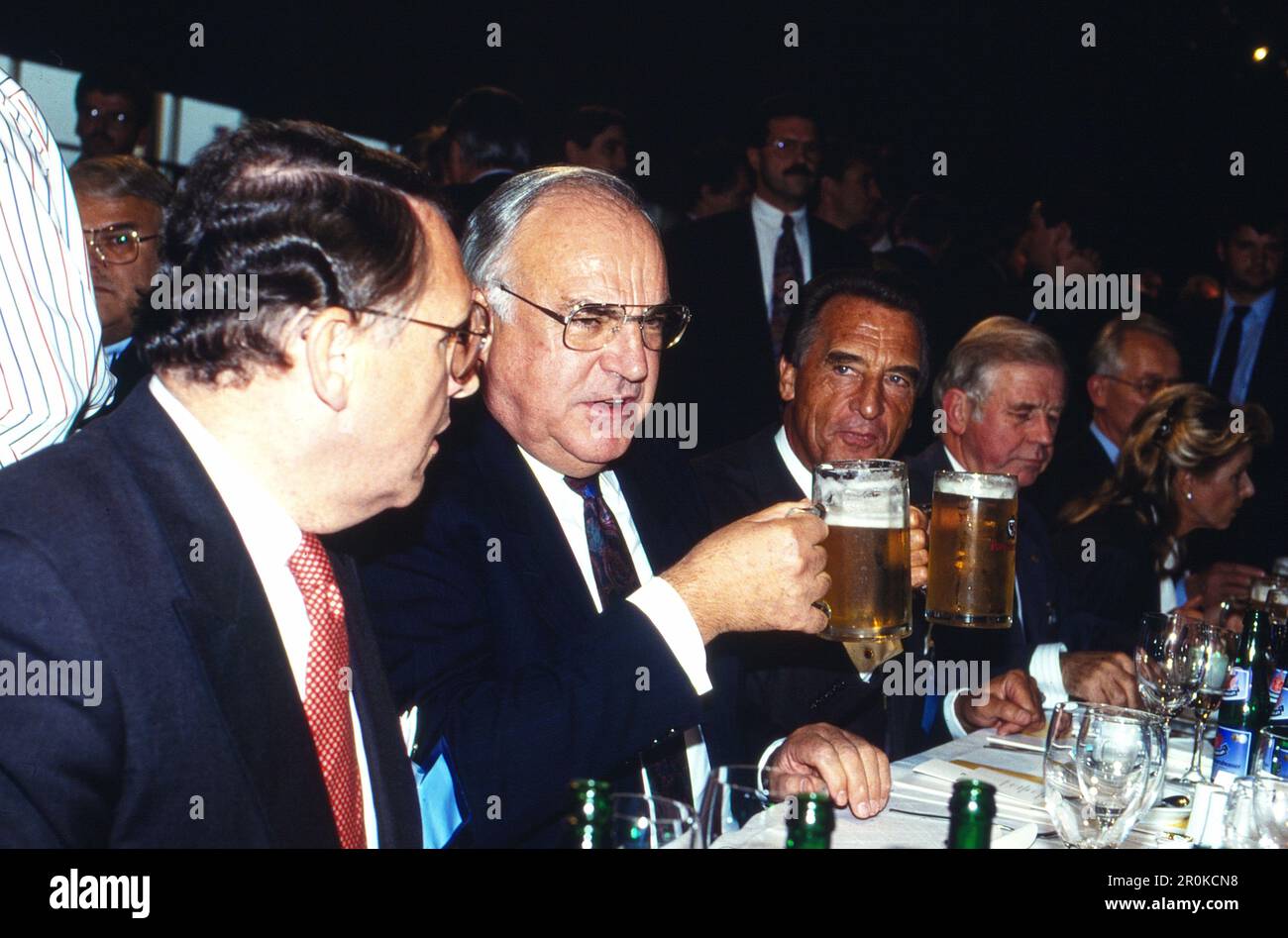 Bundeskanzler Helmut Kohl bei einem Bier, u.a. mit dem ...