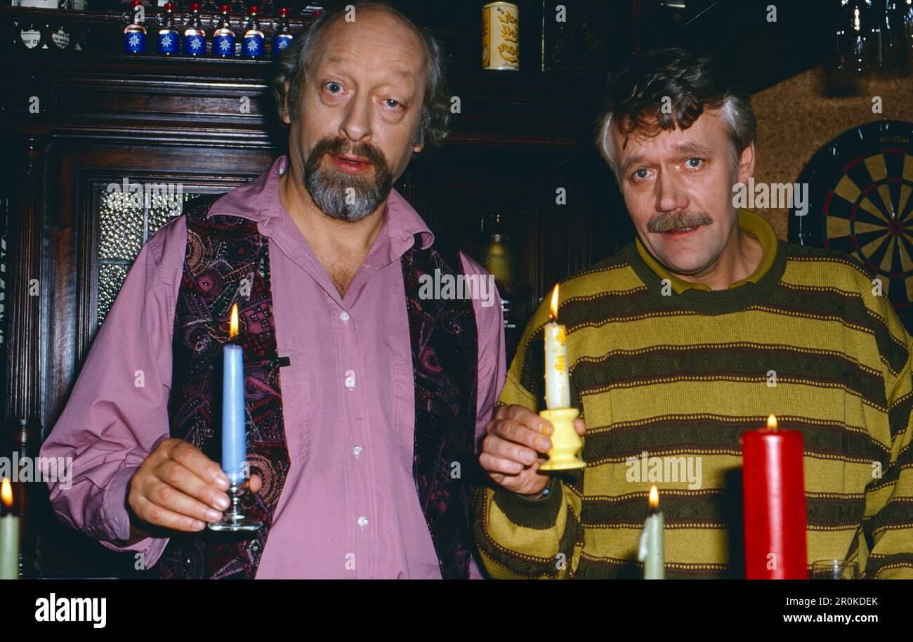 Komiker Karl Dall mit Moderator Carlo von Tiedemann in einer Kneipe ...