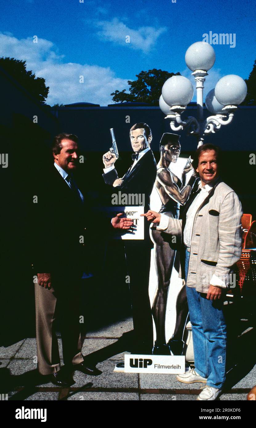 Patrick Macnee, britisch-amerikanischer Schauspieler mit Moderator Max ...