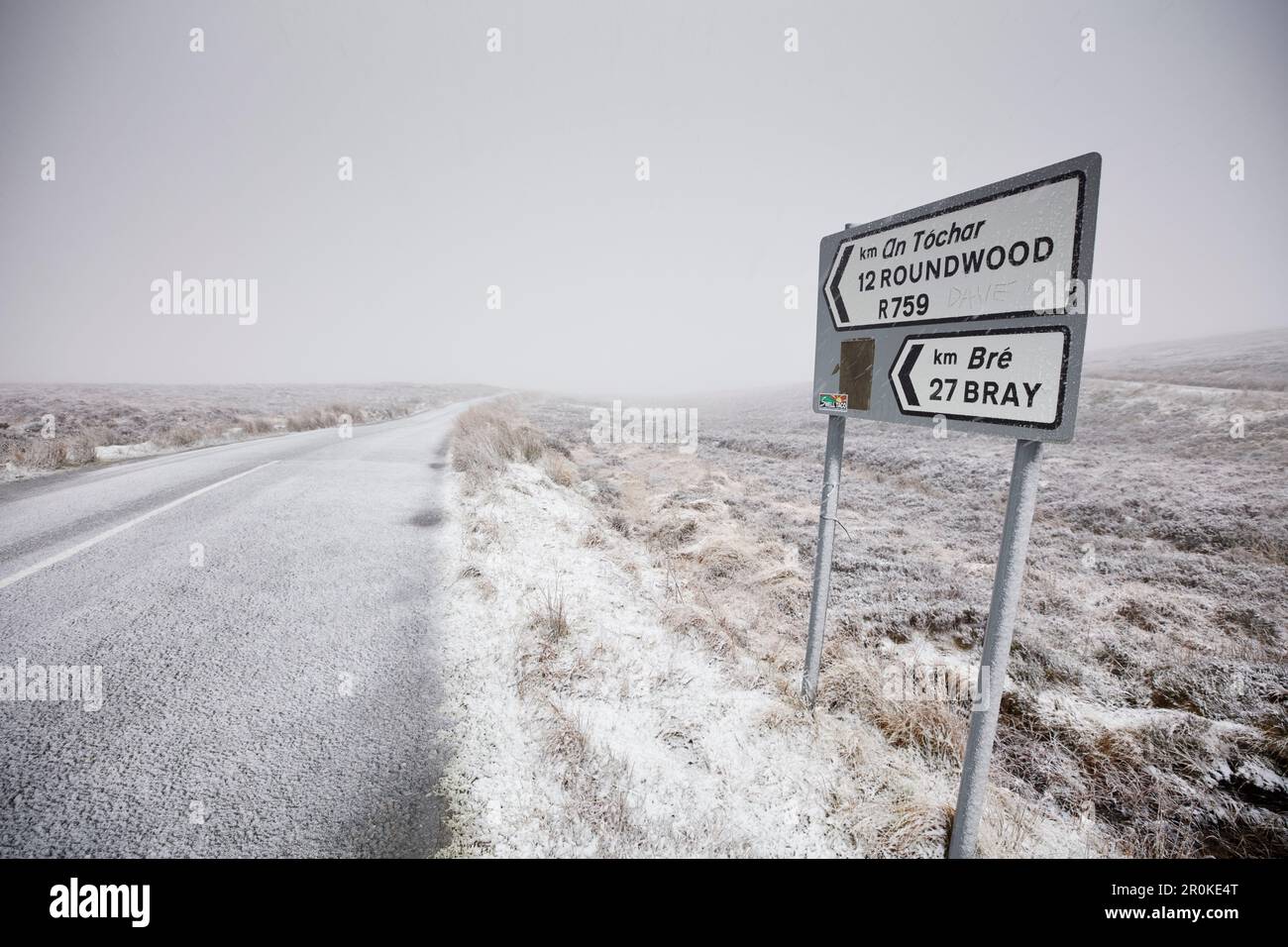 Mountains symbol road signs hi-res stock photography and images - Alamy