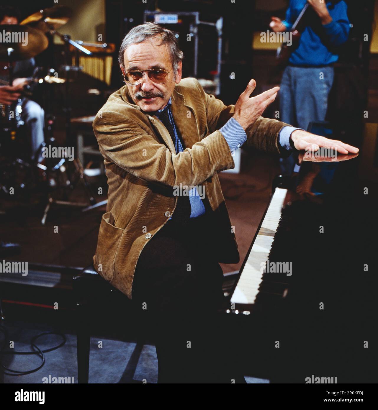 Hans Dieter Hübner, deutscher Jazzpianist, Portrait am Piano ...