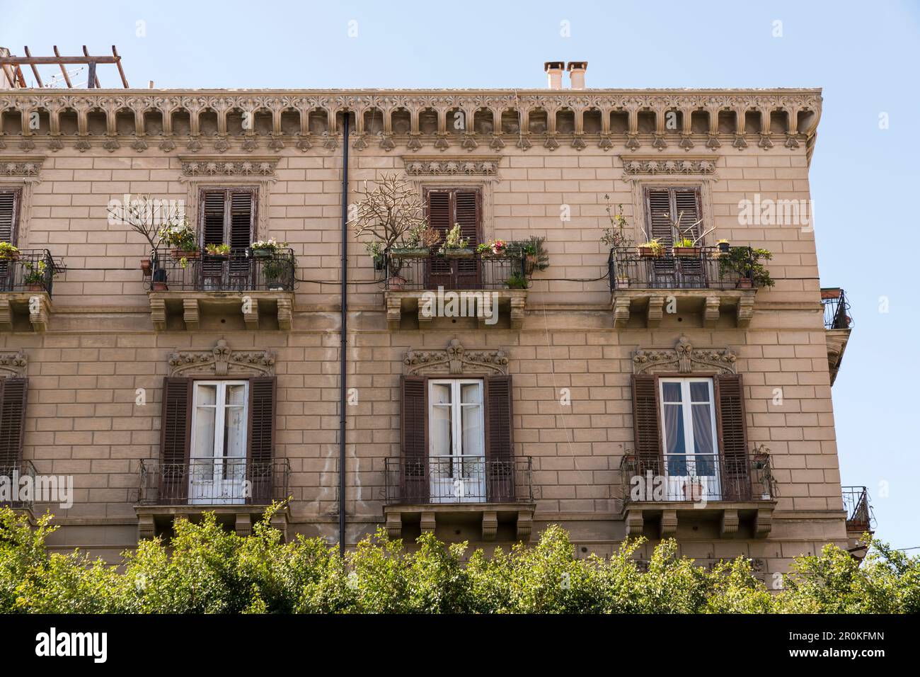 Italian windows hi-res stock photography and images - Alamy