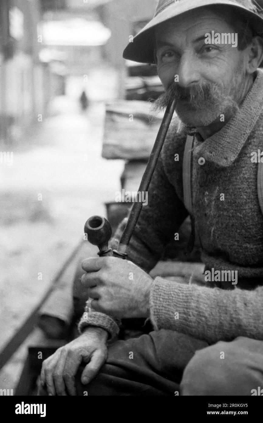 Mann mit Pfeife, Garmisch Partenkirchen 1936 Stock Photo - Alamy