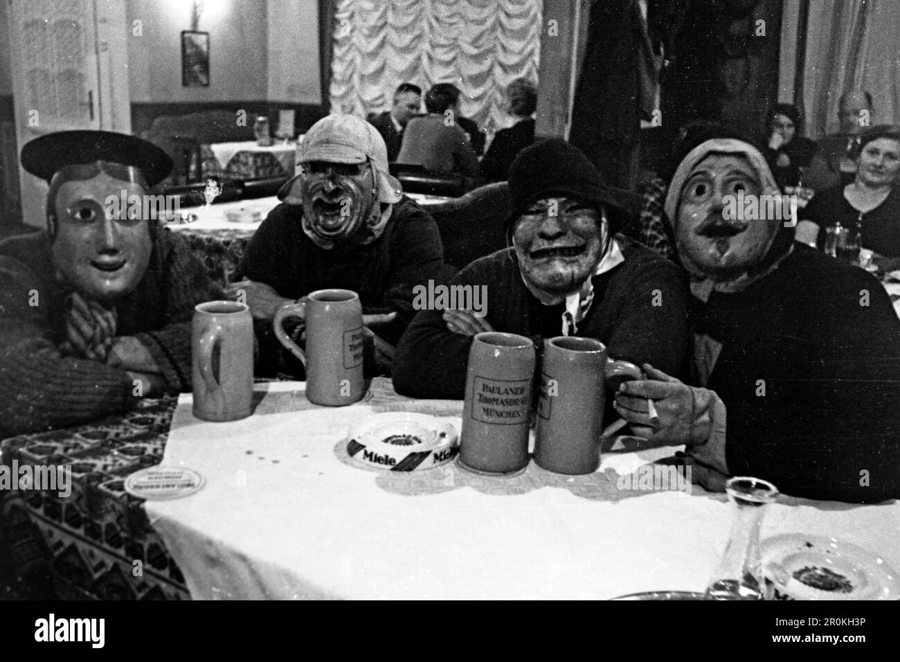 Menschen mit Fatsnachtsmasken im Gasthaus, Garmisch Partenkirchen, 1936 ...