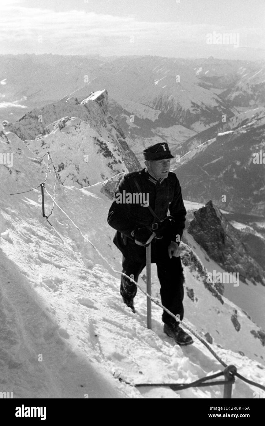 Deutschlands am höchsten stationierter Grenzer, Zugspitze 1936. Germany ...