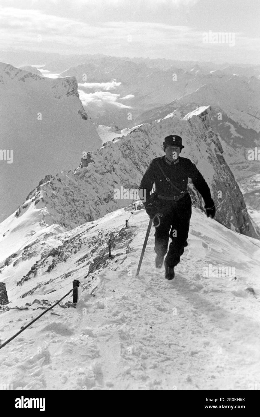 Deutschlands am höchsten stationierter Grenzer, Zugspitze 1936. Germany ...