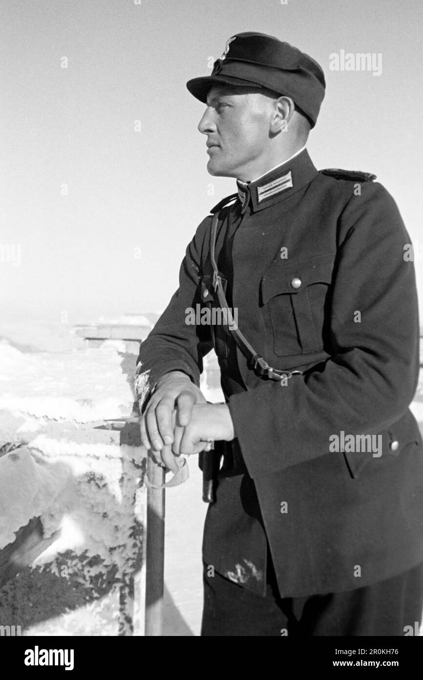 Deutschlands am höchsten stationierter Grenzer, Zugspitze 1936. Germany ...