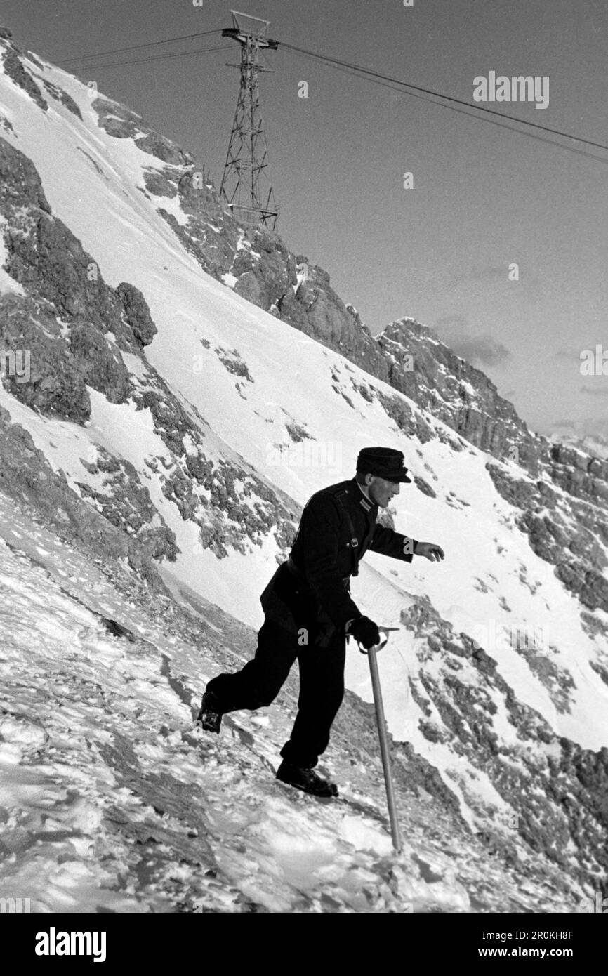 Deutschlands am höchsten stationierter Grenzer, Zugspitze 1936. Germany ...