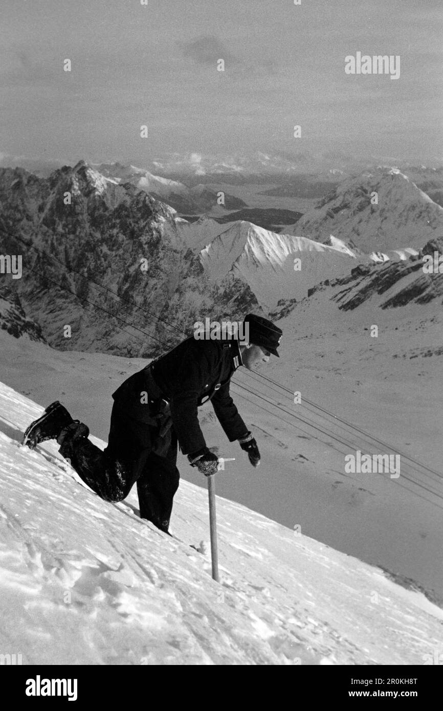Deutschlands am höchsten stationierter Grenzer, Zugspitze 1936. Germany ...