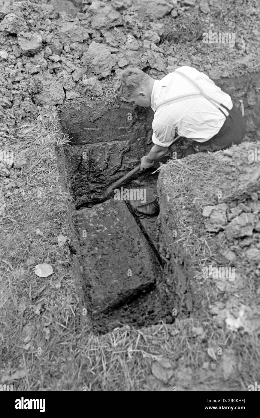 Digging ditch 1950s hi-res stock photography and images - Alamy