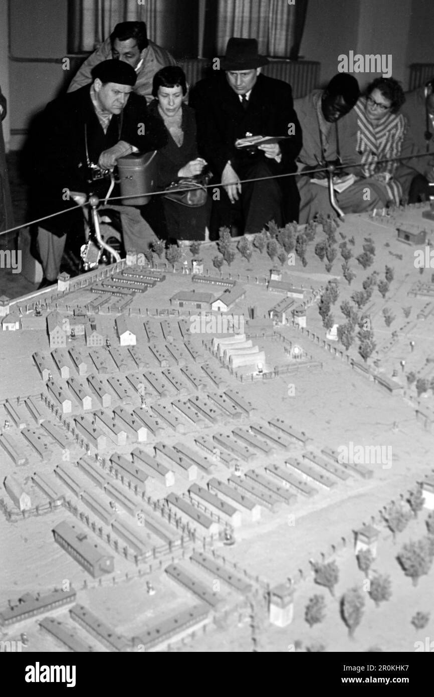 Besucher betrachten das Modell des Konzentrationslagers Buchenwald ...