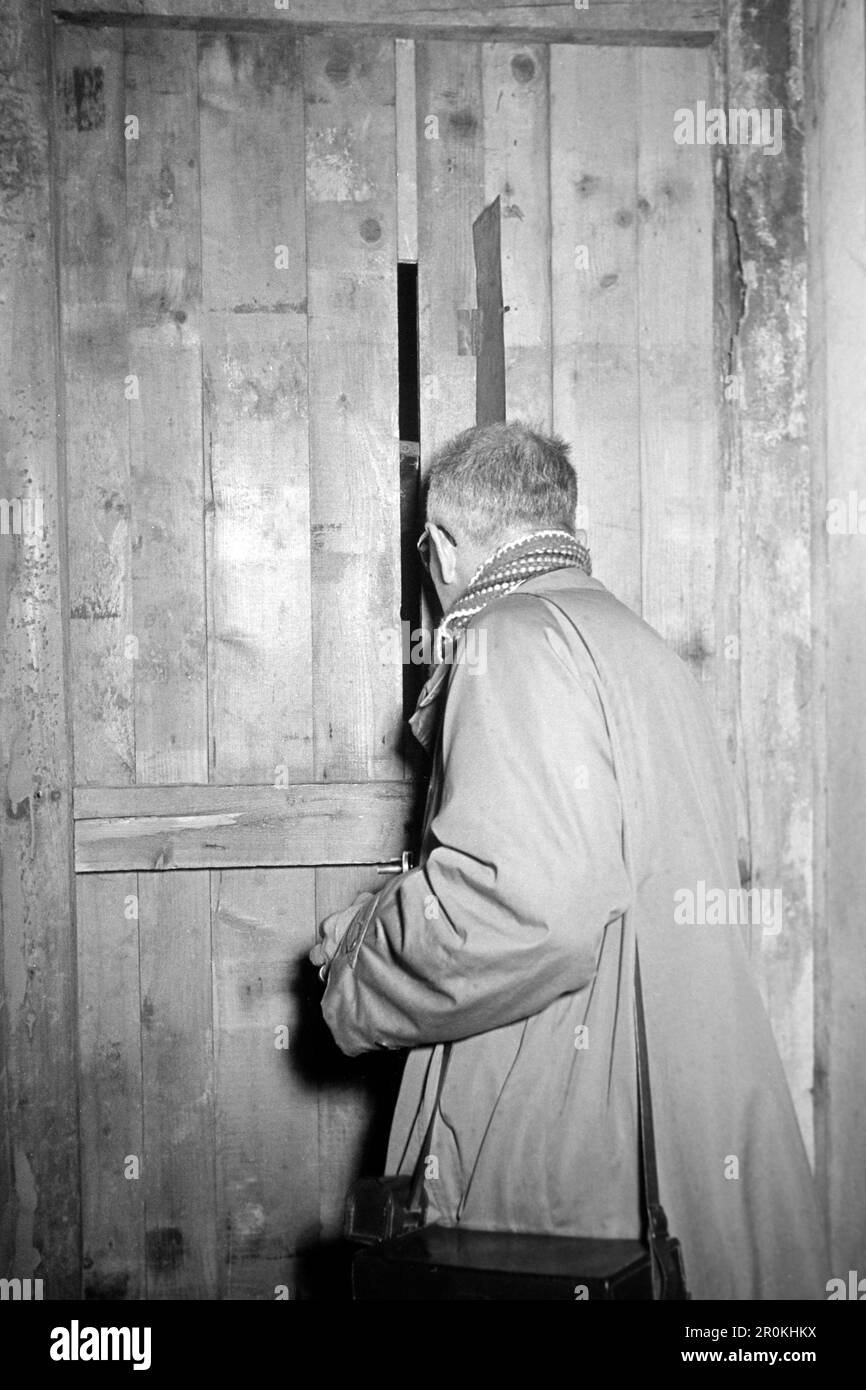 Touristen besichtigen die Genickschussanlage im Konzentrationslager Buchenwald, 1960. Tourists ...