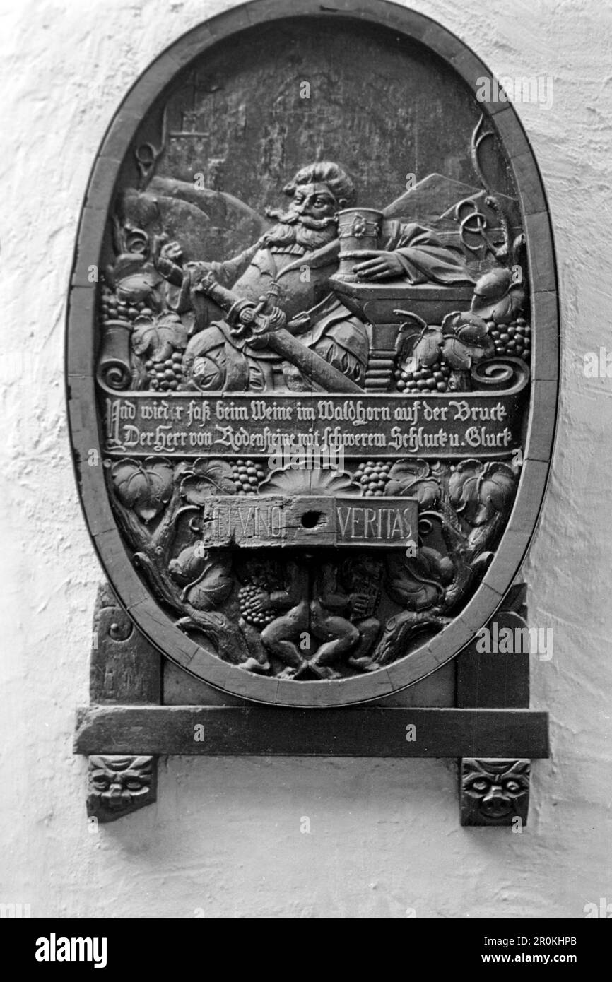 Geschnitzes Schild in der Drosselgasse in Rüdesheim, 1961. Carved sign ...