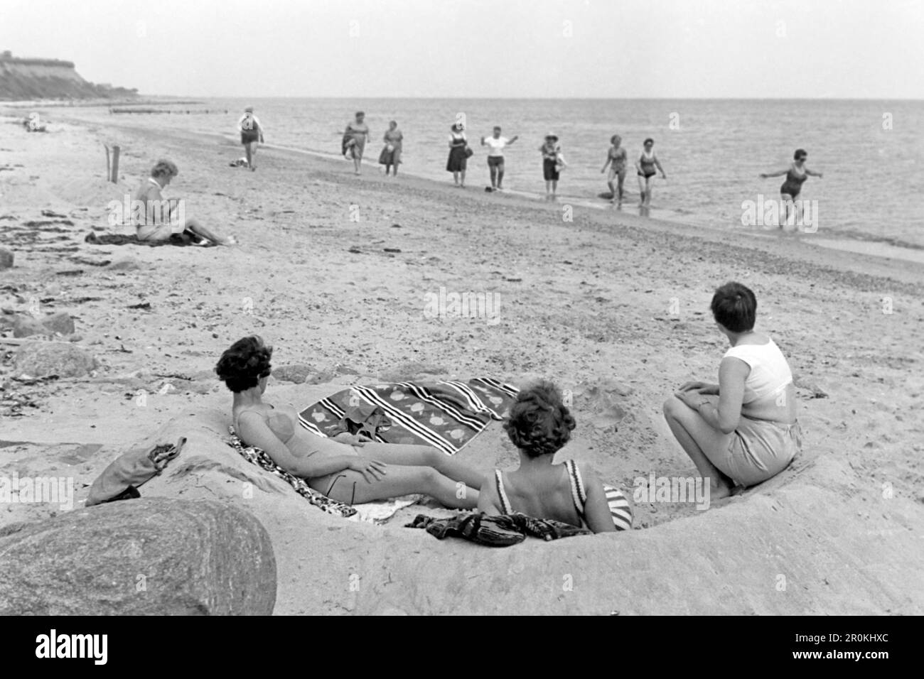 Frauen sonnen sich am Ostseestrand, 1966. Women sunbathing on a Baltic ...