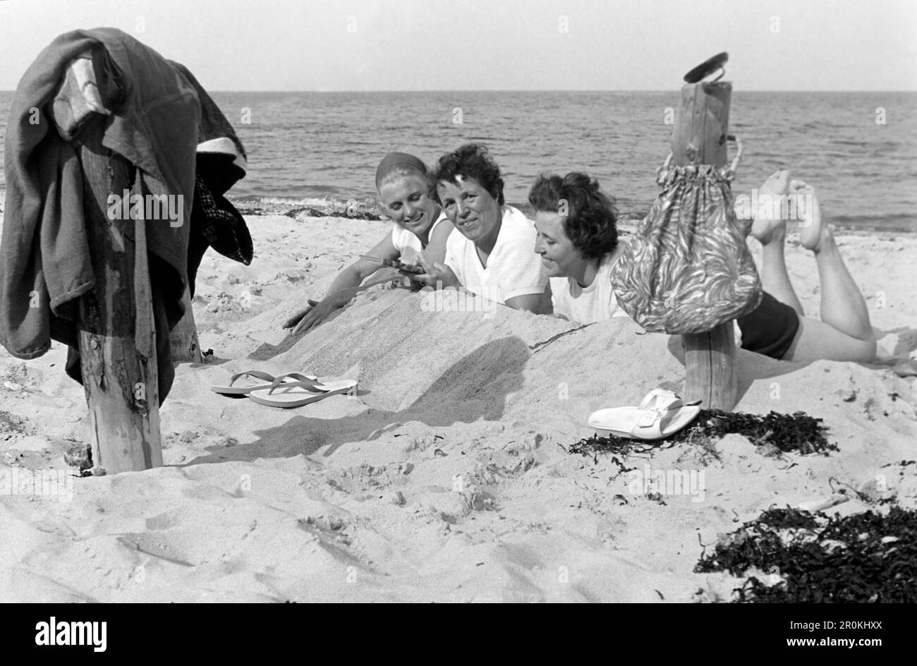 Frauen sonnen sich am Ostseestrand, 1966. Women sunbathing on a Baltic ...