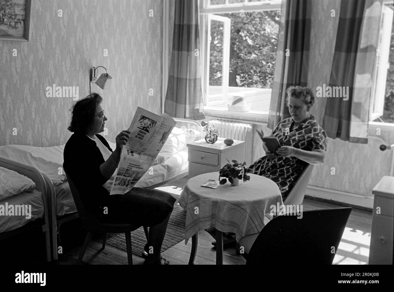 Zwei lesende Frauen, 1966. Two women reading, 1966 Stock Photo - Alamy