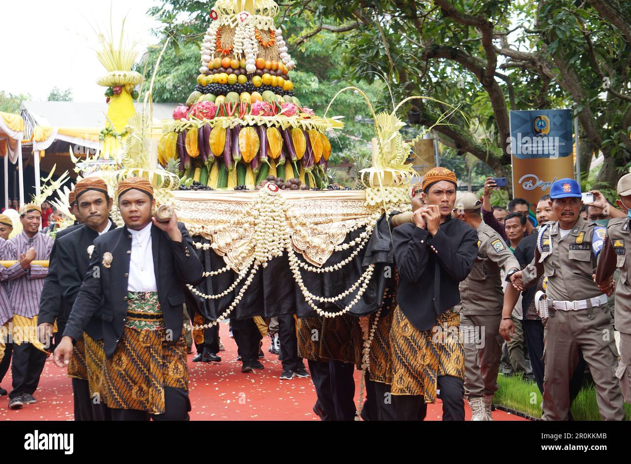 Javanese fight over food (tumpeng) in the ceremony of Tulungagung's ...