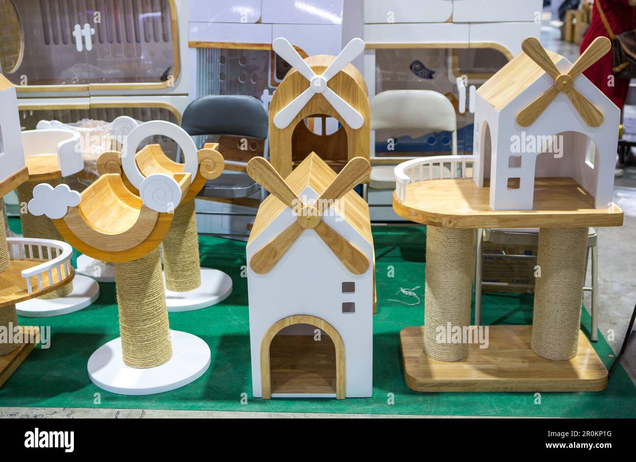 Cat scratch stand and accessories in pet shop Stock Photo - Alamy