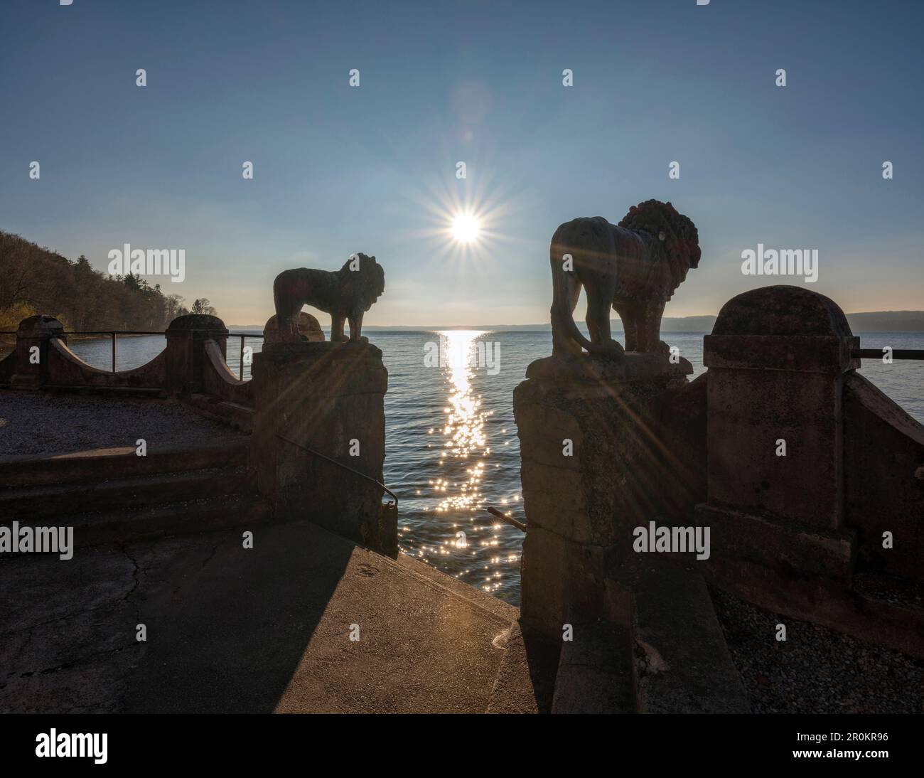 Sun over lake Starnberg in late autumn at the bathing area of Schloss ...