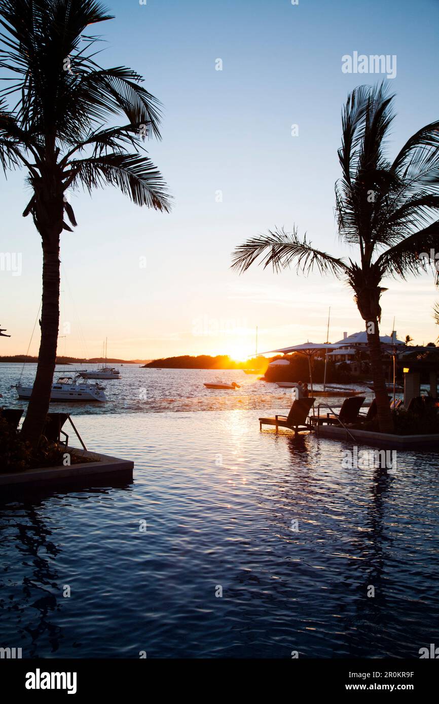 BERMUDA. The Infinity Pool at the Hamilton Princess & Beach Club Hotel ...