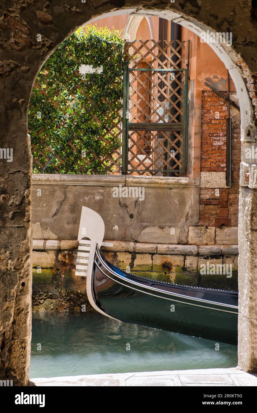 Prow detail of a gondola, venetian symbol Stock Photo - Alamy