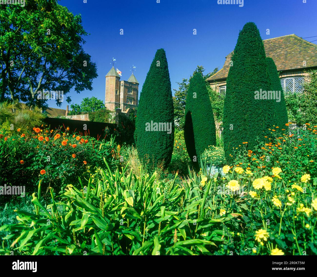 SISSINGHURST CASTLE GARDEN CRANBROOK KENT ENGLAND UK Stock Photo - Alamy