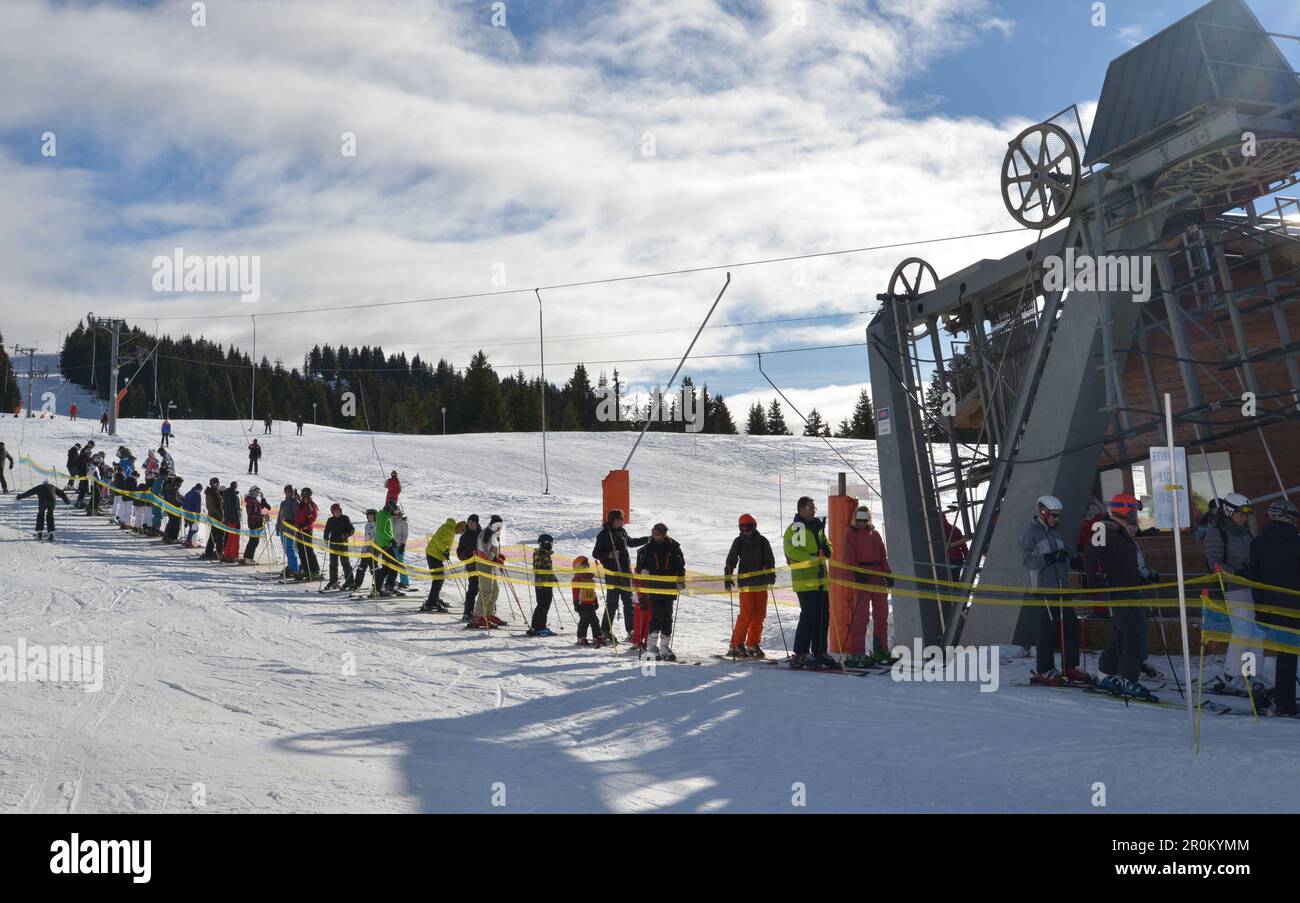 Ski queue hi-res stock photography and images - Alamy