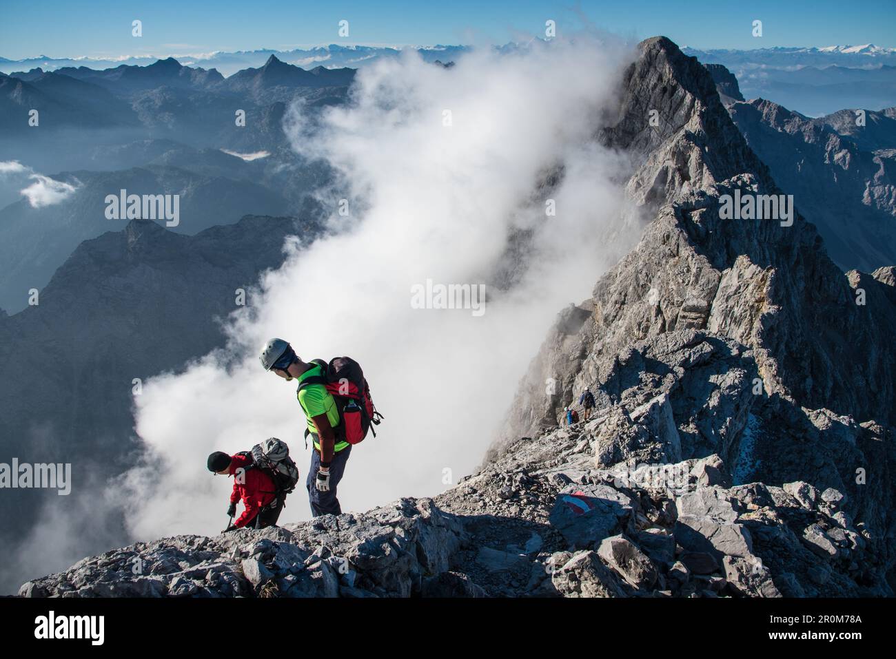 Climbers on the transition to the southern tip of the Watzmann, clouds ...