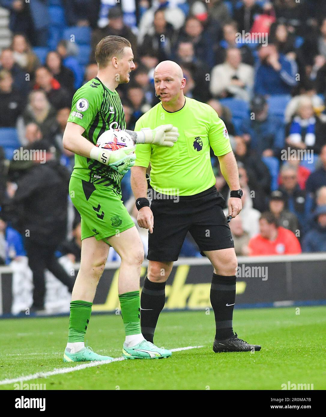 Jordan Pickford of Everton chats with referee Simon Hooper the Premier ...