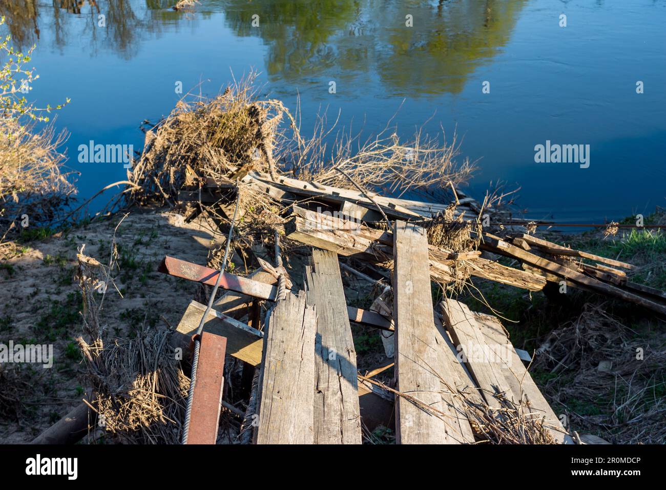 Bridge spanning a river hi-res stock photography and images - Alamy