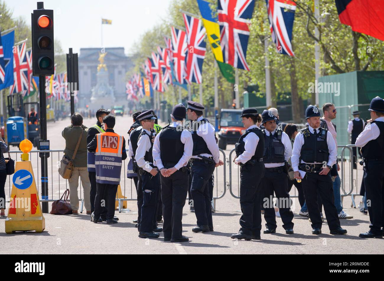 The mall london crowd flags hi-res stock photography and images - Alamy