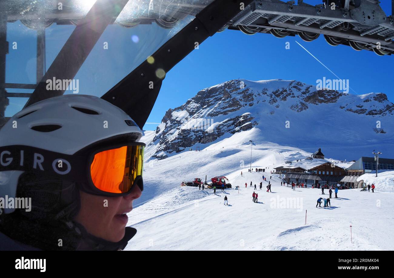 Tourist in the chairlift, skiing in the White Valley under the Zugspitze, Garmisch-Partenkirchen ...