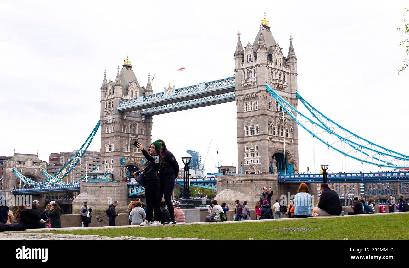London Views - Tourists by Tower Bridge Stock Photo - Alamy